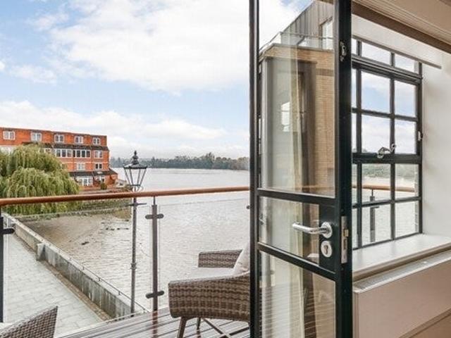 Apartment at Rainville Road, Greater London