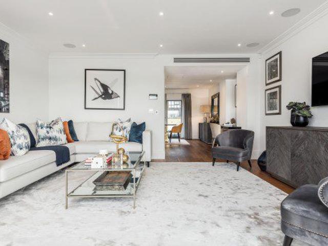 Apartment at Rainville Road, Greater London