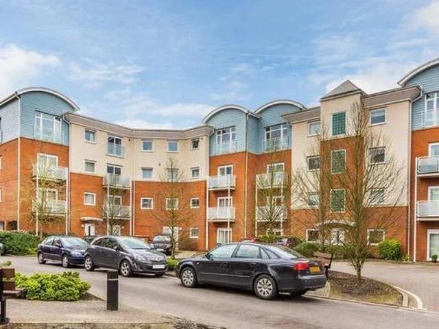 Apartment at Reynolds Avenue, Reigate and Banstead
