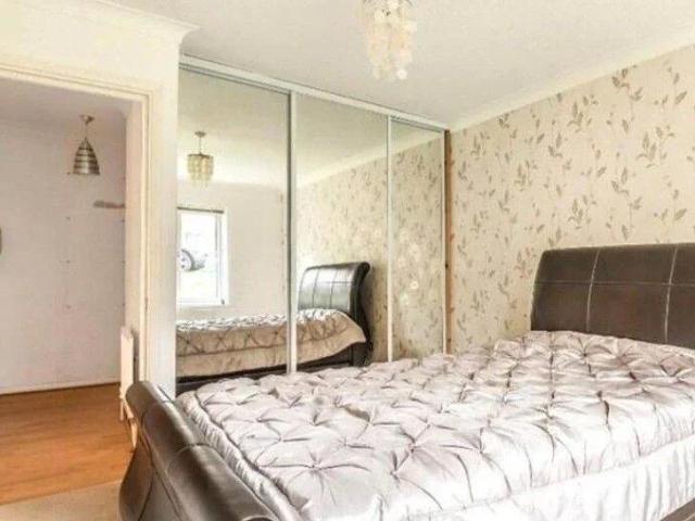 Apartment at Reedham Drive, Greater London