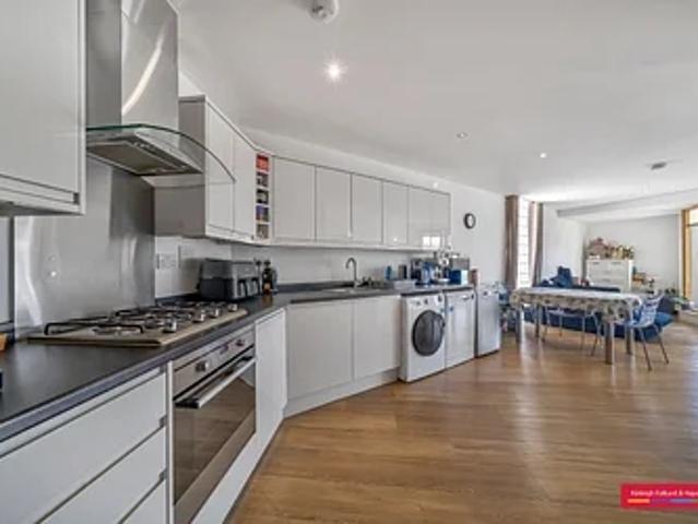 Apartment at Regents Avenue, Greater London