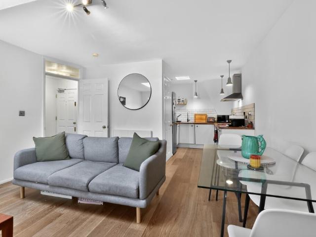 Apartment at Regents Bridge Gardens, Greater London