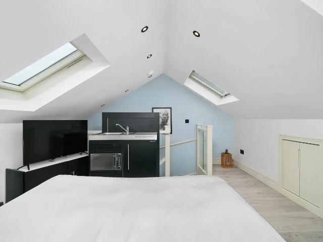Apartment at Regents Bridge Gardens, Greater London