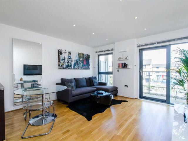 Apartment at Regent's Canal towpath, Greater London