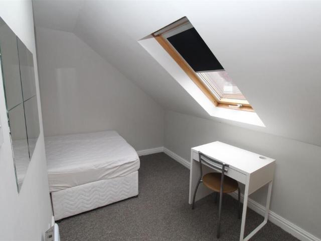 Room at Rhymney Terrace, Cardiff