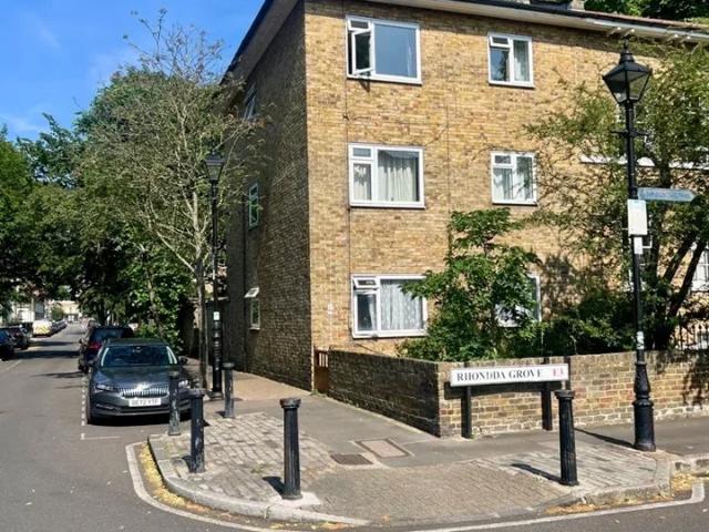 Apartment at Rhondda Grove, Greater London