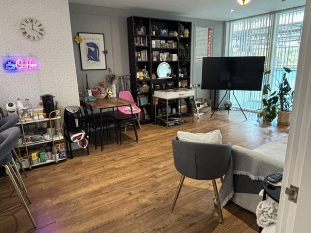 Apartment at River Gardens Walk, Greater London