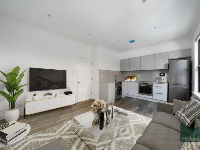 Apartment at River Park Road, Greater London