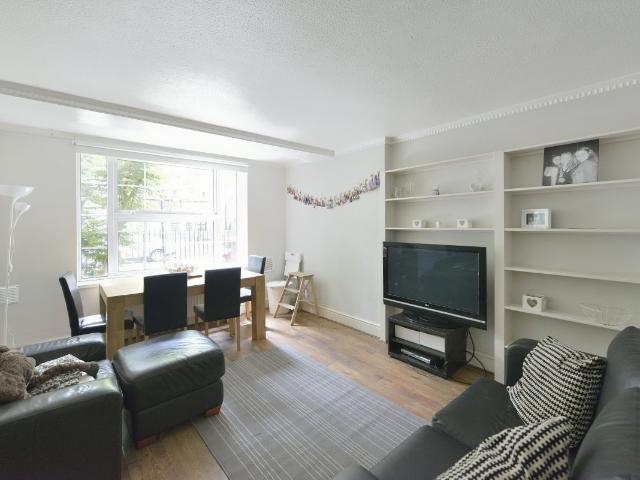 Apartment at Richmond Grove, Greater London