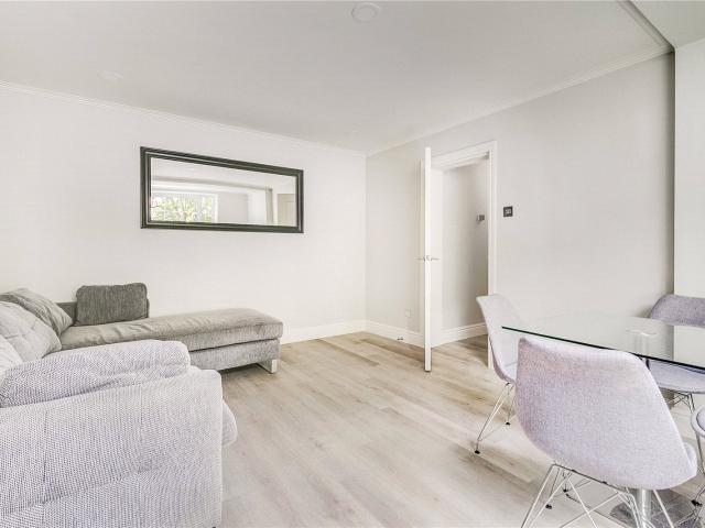 Apartment at Richmond Grove, Greater London