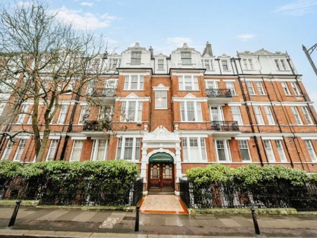 Apartment at Richmond Hill, Greater London