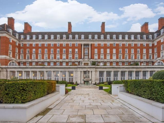 Apartment at Richmond Hill, Greater London