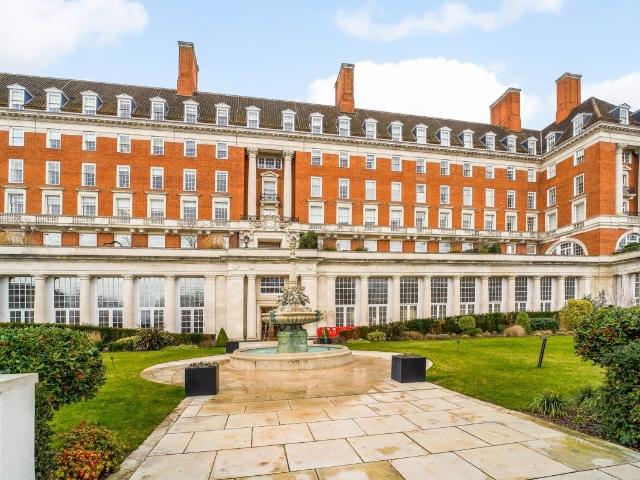 Apartment at Richmond Hill, Greater London
