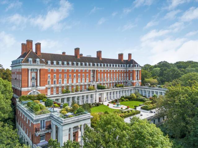Apartment at Richmond Hill, Greater London