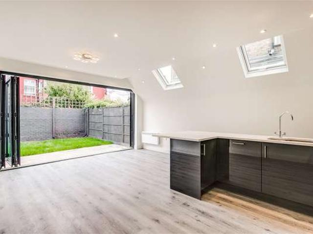 Apartment at Rudloe Road, Greater London