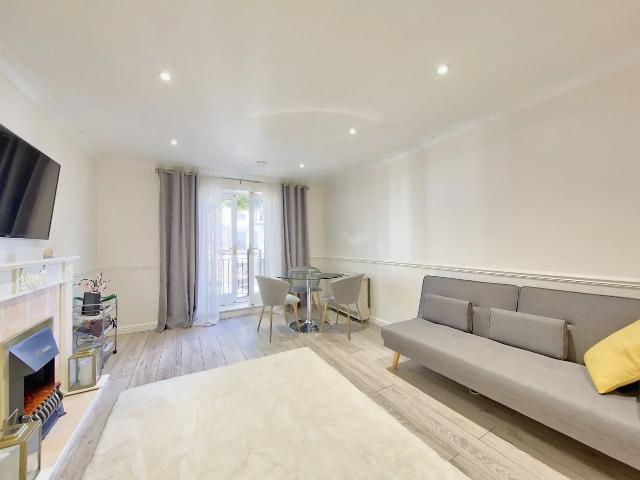 Apartment at Russell Road, Greater London