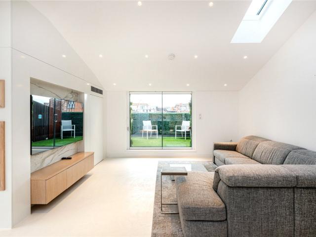 Apartment at Russell Street, City of Westminster