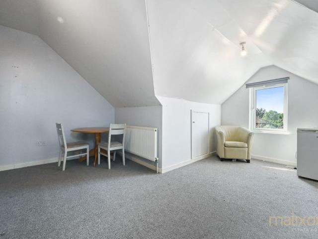 Apartment at Woodmere Avenue, Greater London