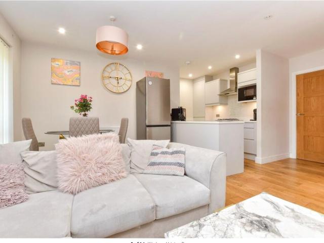 Apartment at Woodcote Grove Road, Greater London