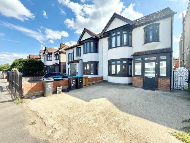 Apartment at Woodford Avenue, Greater London