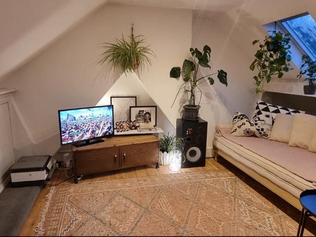 Apartment at Woodside Grove, Greater London