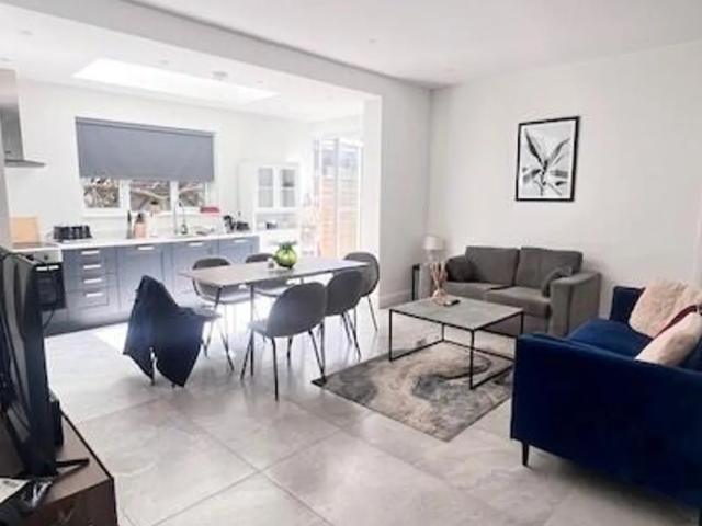 Apartment at Woodside Park Road, Greater London