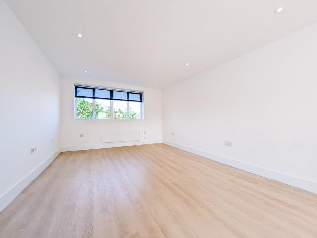 Apartment at Woodthorpe Road, Borough of Spelthorne