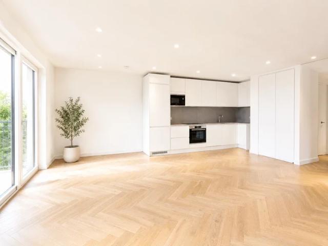 Apartment at Walm Lane, Greater London