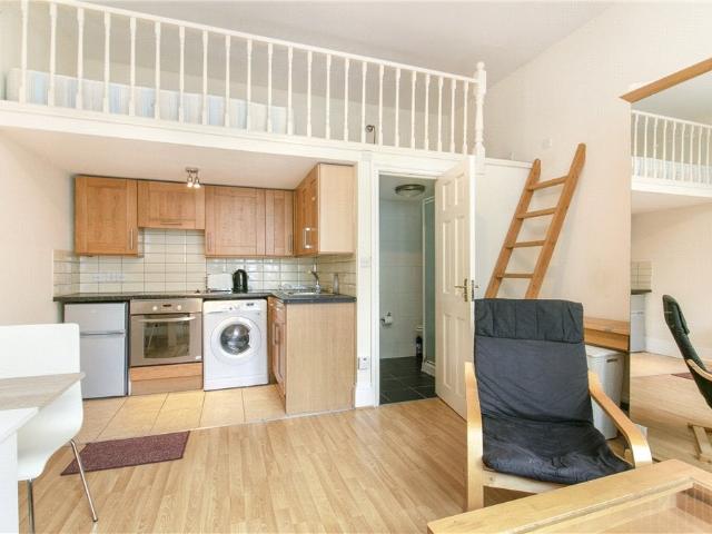 Apartment at Walpole Gardens, Greater London