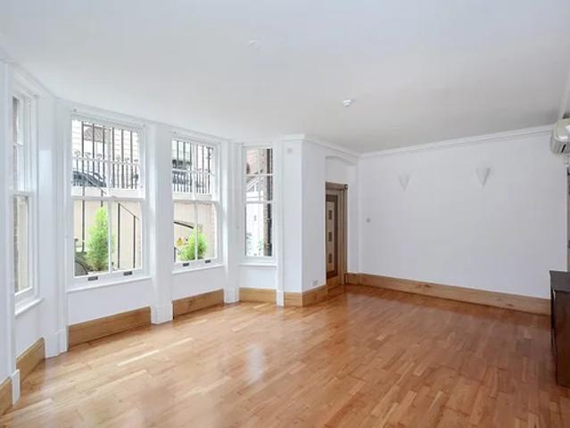 Apartment at Walton Place, Greater London