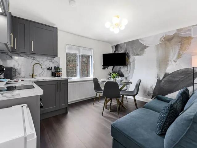 Apartment at Wandsworth Bridge Road, Greater London