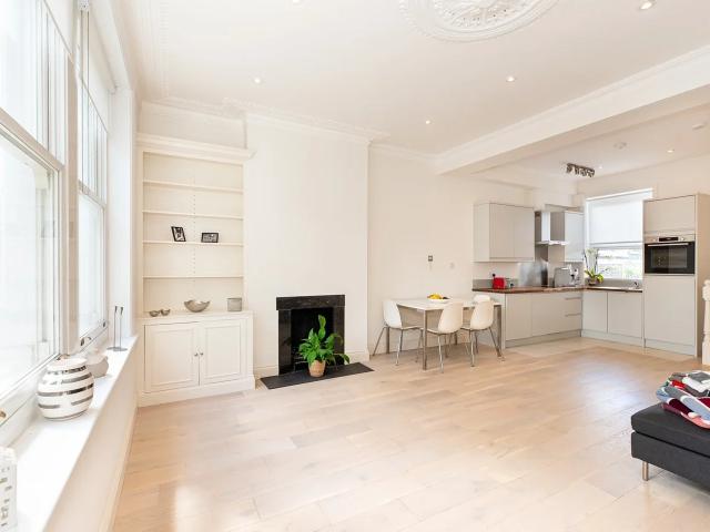 Apartment at Wandsworth Bridge Road, Greater London