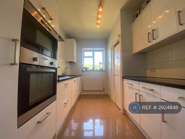 Apartment at Wandsworth Common West Side, Greater London
