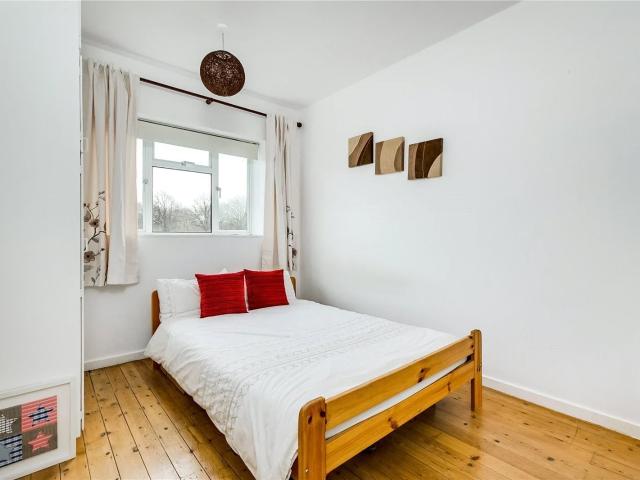 Apartment at Wandsworth Common West Side, Greater London