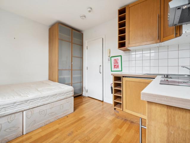 Apartment at Warbeck Road, Greater London