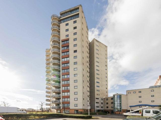 Apartment at Wards Wharf Approach, Greater London