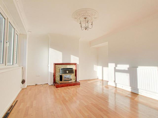 Apartment at Warminster Gardens, Greater London