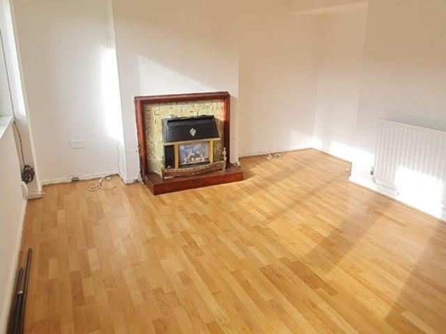 Apartment at Warminster Gardens, Greater London