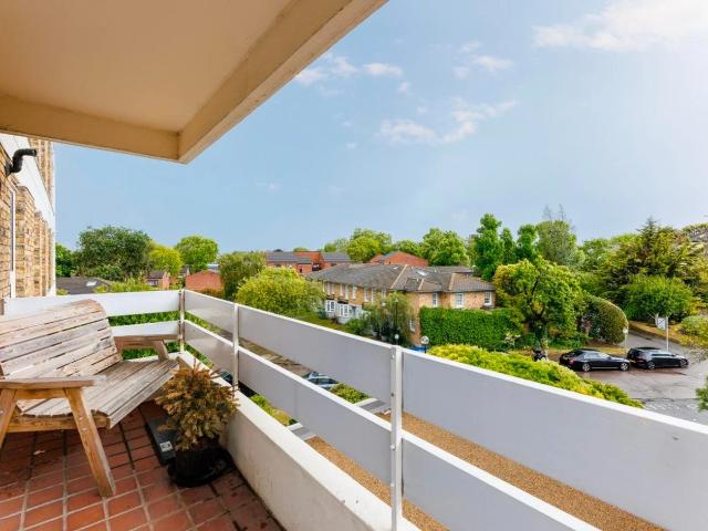 Apartment at Warwick Drive, Greater London