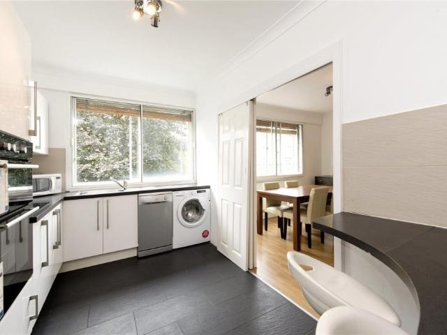 Apartment at Warwick Gardens, Greater London