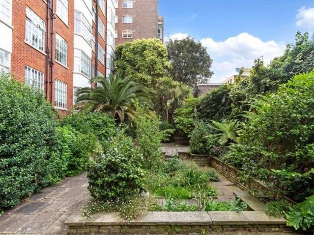 Apartment at Warwick Gardens, Greater London