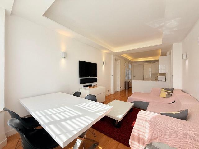 Apartment at Warwick Gardens, Greater London