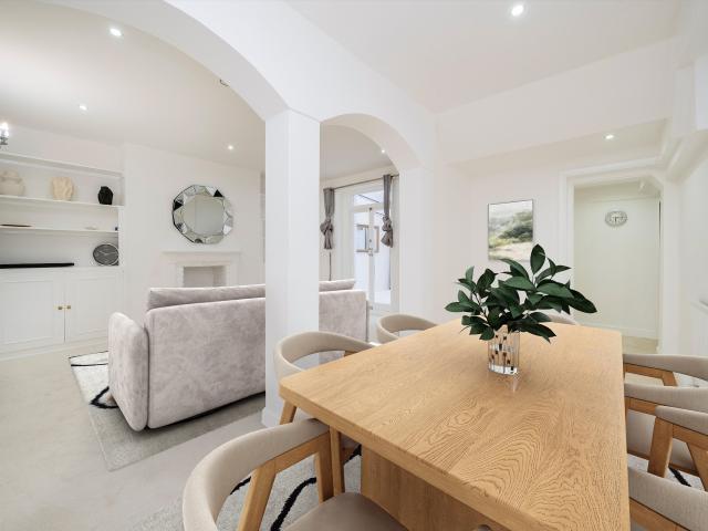 Apartment at Warwick Gardens, Greater London