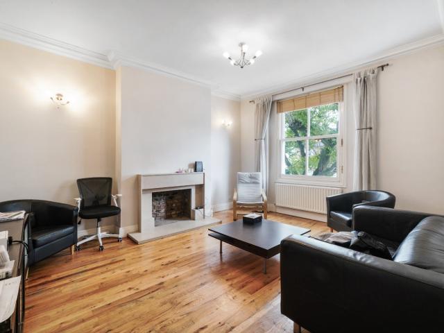 Apartment at Warwick Gardens, Greater London