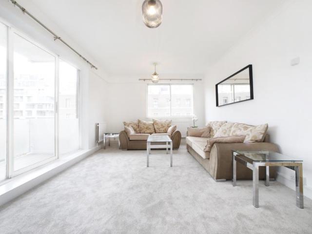 Apartment at Warwick Gardens, Greater London