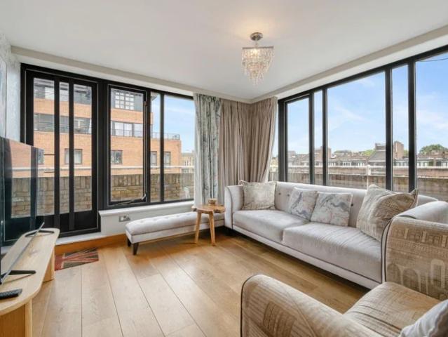 Apartment at Warwick Gardens, Greater London