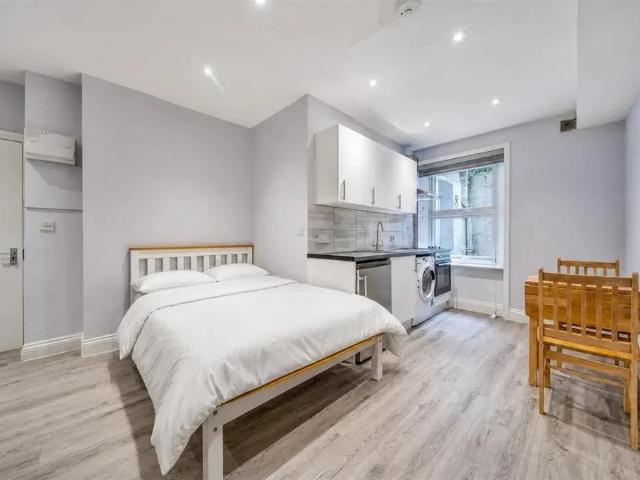Apartment at Warwick Road, Greater London