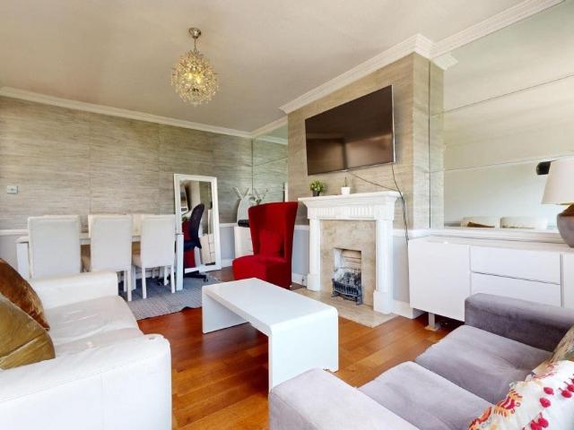 Apartment at Warwick Road, Greater London
