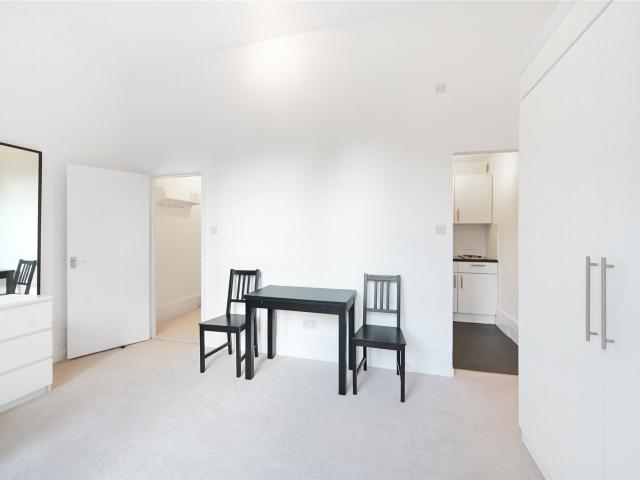 Apartment at Wetherby Gardens, Greater London