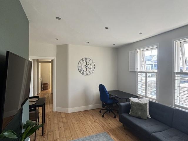 Apartment at Weir Road, Greater London